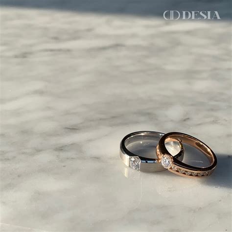 알제이가 프로포즈and웨딩주얼리 다이아몬드 직수입 투톤에 화려한 디자인의 커플링 로웰 물결형태의 라인으로 반지의 고급스러움을 더했습니다 문의 카카오톡알제이가