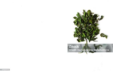 녹차는 흰색 고립 된 배경에 나무 모양으로 잎 녹건조차 잎 0명에 대한 스톡 사진 및 기타 이미지 0명 건강한 식생활