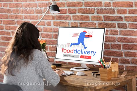 woman ordering food onlineの写真素材 [110738178] イメージマート