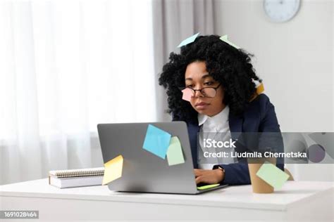 마감일 개념입니다 사무실에서 노트북을 들고 일하는 피곤한 여자 텍스트를 위한 공간 알림으로 도처에 많은 스티커 메모 25 29