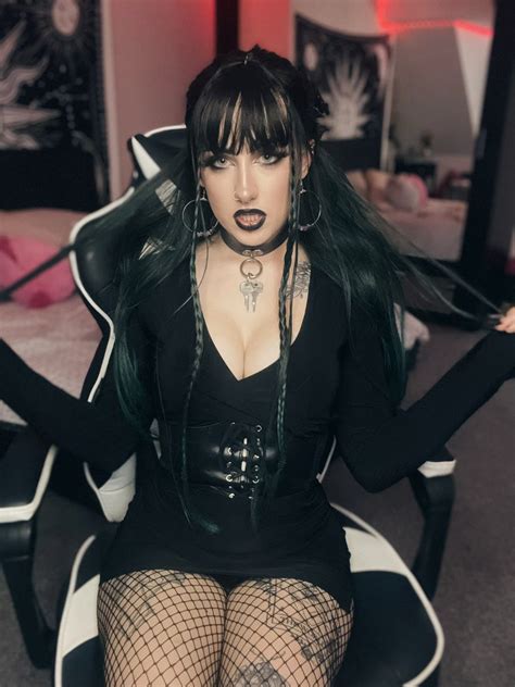 IVY On Twitter Anyone Looking For A Big Titty Goth Mommy