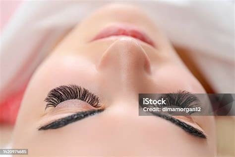 건강한 라이프 스타일 아이디어 뷰티 살롱의 눈썹에 준비 영구 메이크업 문신을 가진 젊은 아름다운 여성속눈썹에 초점 Permanent Make Up에 대한 스톡 사진 및 기타