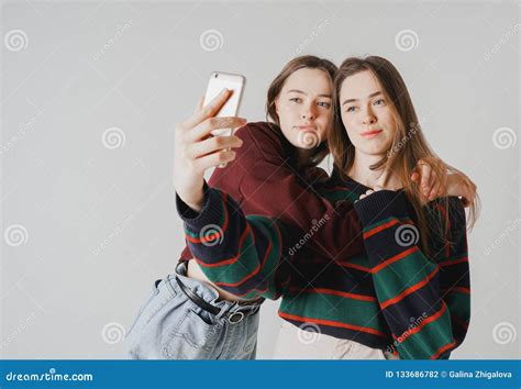 Due Ragazze Dei Gemelli Delle Sorelle Belle Nel Selfie Facente Casuale