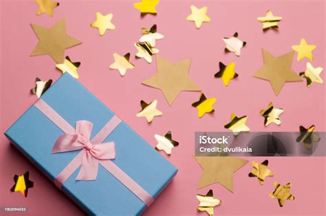 황금 별 스팽글 핑크 배경에 활 핑크 새틴 리본 아름다운 파란색 선물 상자 12월에 대한 스톡 사진 및 기타 이미지 12월 공휴일 금색 Istock