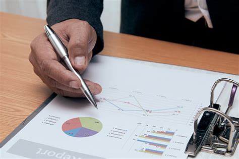 관리자는 문서를 승인 하기 위해 서명 전에 파일의 판매 보고서 데이터를 확인 합니다 데이터에 대한 스톡 사진 및 기타 이미지