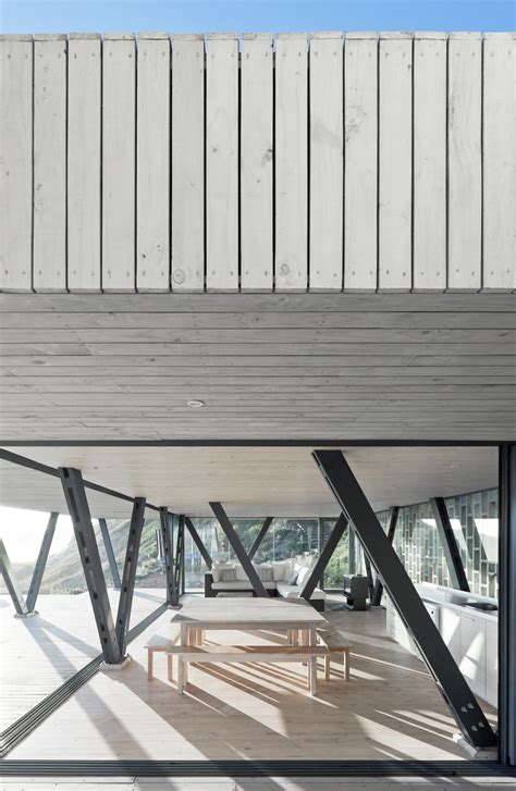 Chile Vacation Home Uses Angled Support Columns To Add To Aesthetics And Preserve The Views