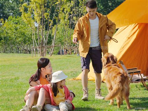 快乐的三口之家和宠物狗在公园玩耍站酷海洛正版图片视频字体音乐素材交易平台站酷旗下品牌