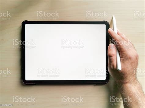 나무 책상에 그것을 들고 펜과 남성 손으로 새로운 프로 태블릿 빈 화면 공란에 대한 스톡 사진 및 기타 이미지 공란 광고 디지털 생성 이미지 Istock