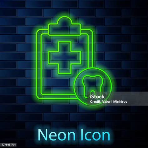 벽돌 벽 배경에 고립 된 치과 카드 또는 환자 의료 기록 아이콘빛나는 네온 라인 클립 보드 치과 보험 치과 진료소 보고서 벡터 건강 진단에 대한 스톡 벡터 아트 및 기타