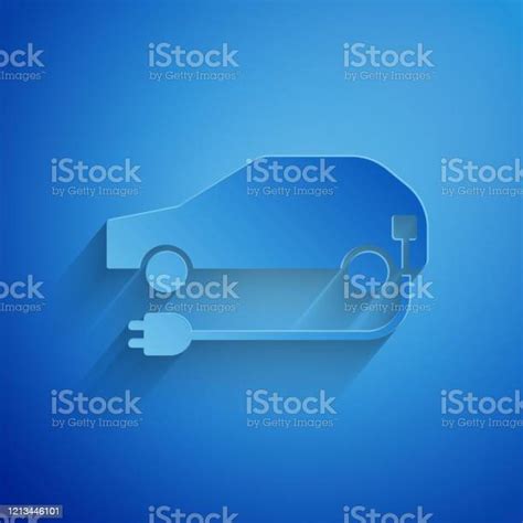 종이 는 파란색 배경에 격리 전기 자동차와 전기 케이블 플러그 충전 아이콘을 잘라 재생 가능한 에코 기술 종이 아트 스타일입니다