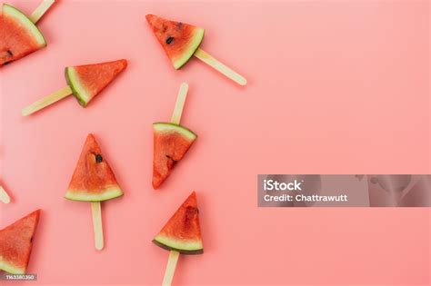 봄 여름 휴가 및 휴가 배경 개념음료와 테이블 상단 보기 과일 열대 배열은 현대적인 분홍색 종이에 수박 아이스크림 패턴을 슬라이스디자인 텍스트에 대한 복사 공간 0명에 대한