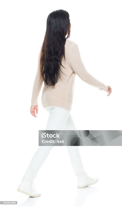 전체 길이 후면 검은 머리 긴 머리 워킹 스웨터 따뜻한 옷 시원한 자세 검정 머리에 대한 스톡 사진 및 기타 이미지 검정 머리 긴 머리 뒤 Istock
