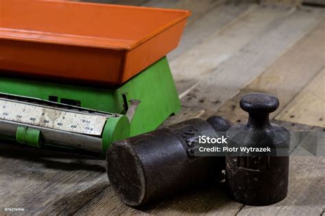 오래 된 무게 그리고 나무 테이블에 무게입니다 오래 된 사용된 부엌 규모 옛 규모와 킬로그램 무게와 2 킬로그램 검정색 배경 0