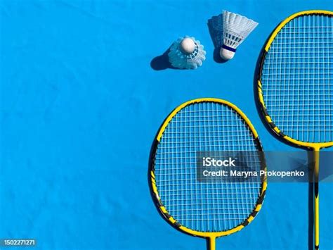 밝고 화창한 날의 라켓과 배드민턴 셔틀콕 위에서보기 그림자 그리기 0명에 대한 스톡 사진 및 기타 이미지 0명 Championship 건강한 생활방식 Istock
