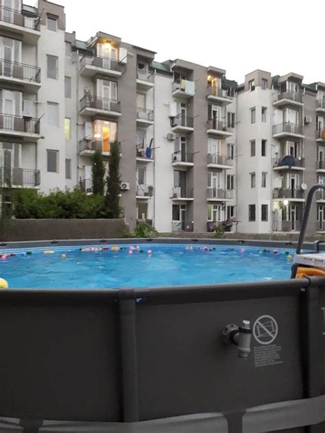 დიდ დიღომში მოქალაქემ მეზობლის ბავშვებს კორპუსის ეზოში საცურაო აუზი დაუდგა ეტალონი