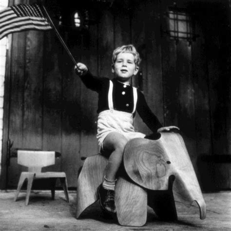 Eames Elephant Inove Design