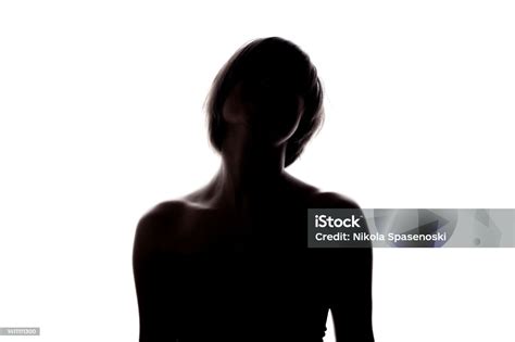 짧은 헤어 스타일을 가진 소녀의 실루엣 초상화 흰색 배경에 대해 격리되어 있습니다 20 24세에 대한 스톡 사진 및 기타 이미지