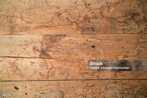 날씨와 나이로 인해 균열과 악화의 흔적을 보여주는 오래된 나무 벽의 배경 자연스러운 질감의 나무 벽 배경은 디자인 및 복사 공간 배경에 이상적입니다 0명에 대한 스톡 사진