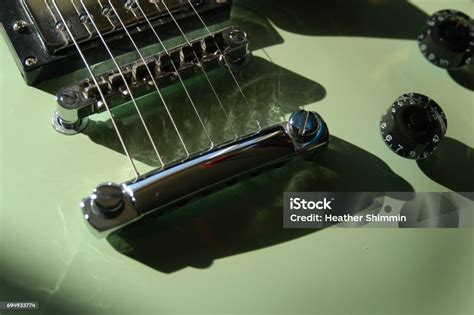 라임 그린 빈티지 일렉트릭 기타 브릿지 픽업과 볼륨 노브에 초점의 닫습니다 레트로 빈 몸 1960 년대 스타일의 전기 기타입니다 화이트 숫자 분명 다이얼 블랙 볼륨 손잡이