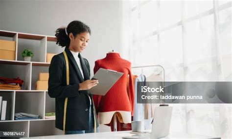 다양한 여성 패션 디자이너들이 목에 테일러 센티미터를 착용하고 태블릿과 스마트폰을 들고 일하고 있습니다 독립적 인 창조적 인 디자인 사업 여자에 대한 스톡 사진 및 기타