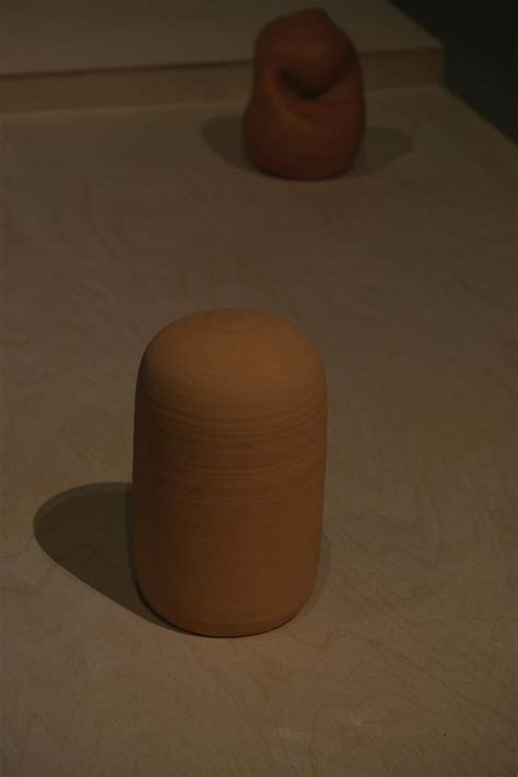 나무 테이블 위에 놓인 갈색 꽃병 사진 Unsplash의 무료 가구 이미지