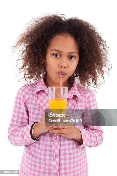 리틀 중유럽식 아시아판 여자아이 술마시기 오렌지 주스 아이에 대한 스톡 사진 및 기타 이미지 아이 주스 아프리카계 미국 민족 Istock