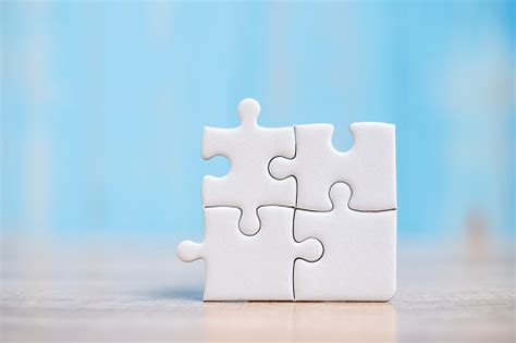 나무 테이블 배경에 퍼즐 조각 비즈니스 솔루션 미션 목표 성공 목표 협력 파트너십 및 전략 개념 0명에 대한 스톡 사진 및 기타 이미지 Istock