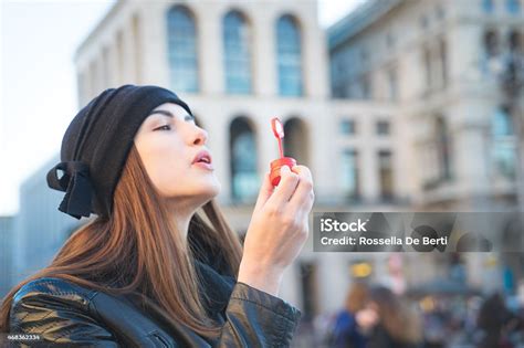 젊은 여자 불기 비눗방울 야외 도시 풍경 겨울에 대한 스톡 사진 및 기타 이미지 겨울 비누방울 막대 20 24세 Istock