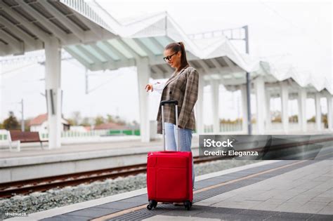 기차역에서 손목시계로 시간을 확인하는 여성 승객 여행과 활동적인 라이프 스타일 컨셉 기차로 여행하기 관광객에 대한 스톡 사진 및 기타 이미지 Istock