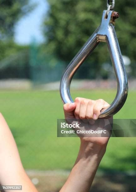 야외 체육관에서 강철 링으로 운동을하는 동안 운동 선수 강철에 대한 스톡 사진 및 기타 이미지 강철 건강한 생활방식 금속 Istock