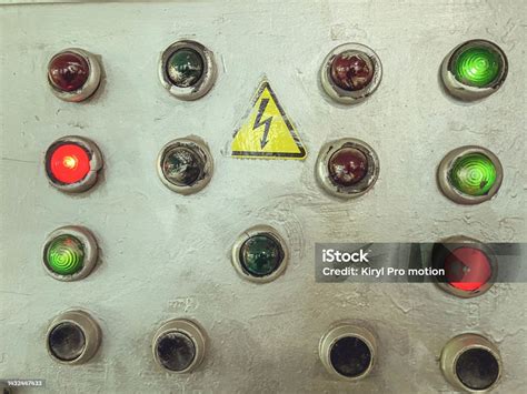 전기 패널의 제어 버튼 전원이 공급되면 전원 표시등이 빨간색 또는 녹색으로 켜집니다 원격 제어 패널 회색으로 칠해진 재료의 단추 표시기 빛에 대한 스톡 사진 및 기타 이미지