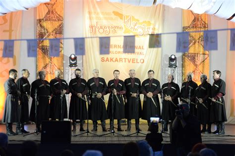 ფოლკლორის საერთაშორისო ფესტივალი ამბროლაურში ღია ცის ქვეშ კონცერტით გაიხსნა Kvira Ge