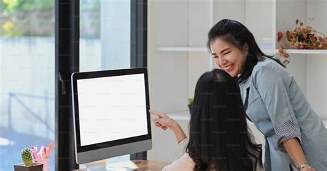 현대 사무실에서 함께 일하는 두 명의 쾌활한 여성 비즈니스 동료 사진 Unsplash의 사무실 이미지