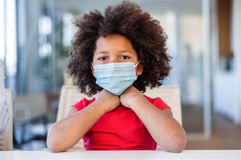 의사의 사무실에서 얼굴 보호 마스크를 착용 아프리카 계 미국인 젊은 소녀 4 5세에 대한 스톡 사진 및 기타 이미지 4 5세