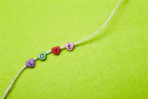 글자가 새겨진 하트 모양의 구슬로 만든 사랑이라는 단어 0명에 대한 스톡 사진 및 기타 이미지 0명 Peace Now 낱말 Istock