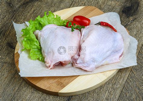 生鸡腿肉配有草药和香高清图片下载 正版图片504903552 摄图网