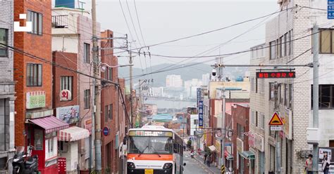 도로에 흰색 버스 사진 Unsplash의 무료 부산 이미지