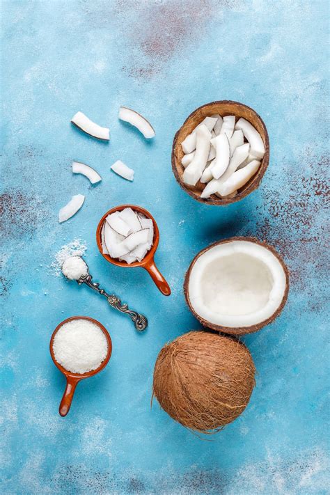 전체 코코넛과 다양한 코코넛 조각 무료 사진