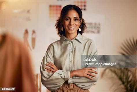 패션 산업 흑인 여성 비즈니스 비전을 가진 의류 재단사의 디자이너 초상화 미소 스타트업 및 중소기업 기업가가 행복과 비즈니스 성장을 느끼며 일하는 성공을 느낍니다 한 명의