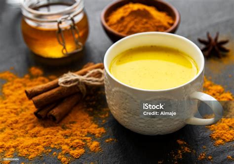 노란색 심 황 라 떼 음료 계피 심황 생강 꿀을 검은 콘크리트 배경 위에 곁들인 황금 우유 할디 카 두드에 대한 스톡 사진 및