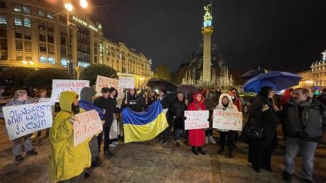 “მშვიდობა არ არის… კიევში ომია” “ოცნების” საახალწლო სლოგანს მოქალაქეები თავისუფლების მოედანზე