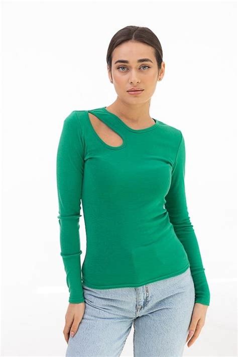 Жіночий лонгслів зелений з вирізом на плечі — ціна 250 грн у каталозі