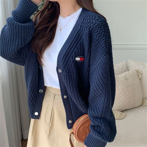 타미힐피거 여성 플래그 패치 스냅버튼 브이넥 가디건 2컬러 상품 상세 크로켓