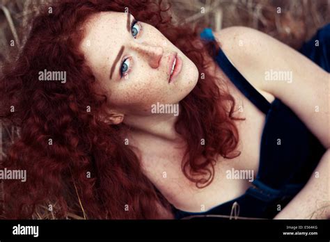 Rothaarige frau kamera schaut Fotos und Bildmaterial in hoher Auflösung Alamy