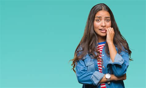 격리 된 배경 찾고 스트레스와 긴장에 젊은 아름 다운 아랍 여자 손톱을 물어 뜯고 입에 손 불안 문제입니다 감정에 대한 스톡 사진 및 기타 이미지 Istock