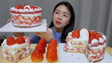딸기 폭탄 케이크🍓 키친205 Strawberry Cake Mukbang 과즙 폭발 딸기밭 케이크 딸기디저트 먹방