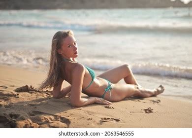 Sexy Topless Beach Girl 스톡 사진 30561796 Shutterstock