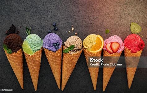 다크 스톤 배경에 플랫 레이 아이스크림 콘 컬렉션 빈 바삭한 아이스크림 콘과 과자 메뉴 디자인을 위한 복사 공간 과일에 대한 스톡 사진 및 기타 이미지 Istock