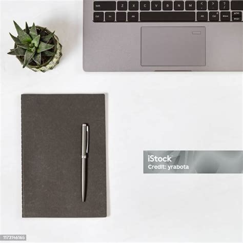 현대 교육 개념 학생을위한 작업 공간 작업 공간 회색 컴퓨터 작은 즙이 많은 빈 노트북과 테이블에 펜 맨 위 보기 플랫 레이 공간을 복사합니다 탁자에 대한 스톡 사진 및