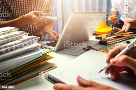 건축가 프로젝트의 사무실 건설 현장에서 회의를 작업 하는 비즈니스 맨 계약자의 팀워크 비즈니스에 대한 스톡 사진 및 기타 이미지